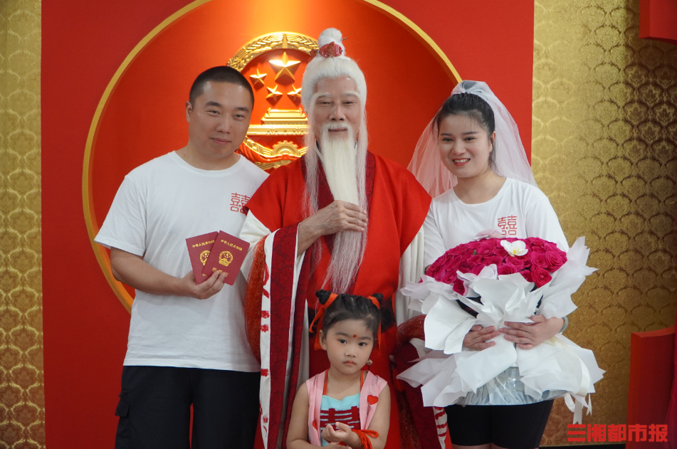 汉服 爷孙”化身月老与红线童子,为新人送上浪漫祝福 三湘都市报